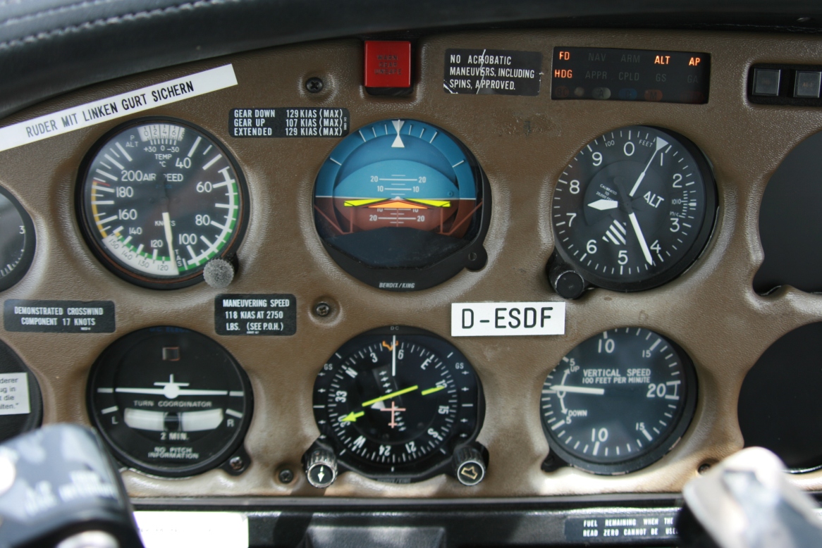 Piper Arrow III Cockpit und Checkliste.
